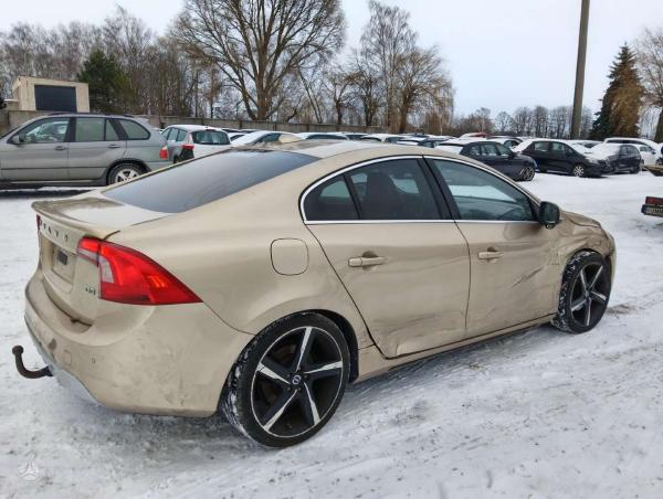 Dzeltens Volvo S60 2010 Marijampole, ar dzinēja tilpumu 1.98 L un nobraukumu 335 tūkst. km par 3750 €, foto 6 vietnē AUTOMOTO.COM.LV