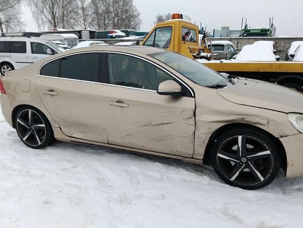 Yellow Volvo S60 2010 in Marijampole, with an engine capacity of 1.98 L and mileage of 335 thousand km for 3500 €, photo 4 on AUTOMOTO.COM.LV