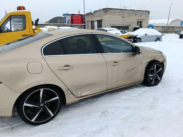 Yellow Volvo S60 2010 in Marijampole, with an engine capacity of 1.98 L and mileage of 335 thousand km for 3500 €, photo 5 on AUTOMOTO.COM.LV