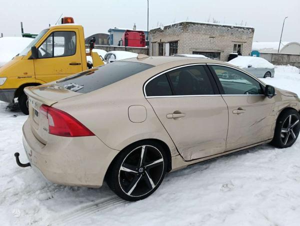 Yellow Volvo S60 2010 in Marijampole, with an engine capacity of 1.98 L and mileage of 335 thousand km for 3500 €, photo 6 on AUTOMOTO.COM.LV