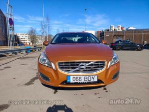 Dzeltens Volvo S60 2011 Narva, ar dzinēja tilpumu 2.00 L un nobraukumu 7 tūkst. km par 7500 €, foto  vietnē AUTOMOTO.COM.LV