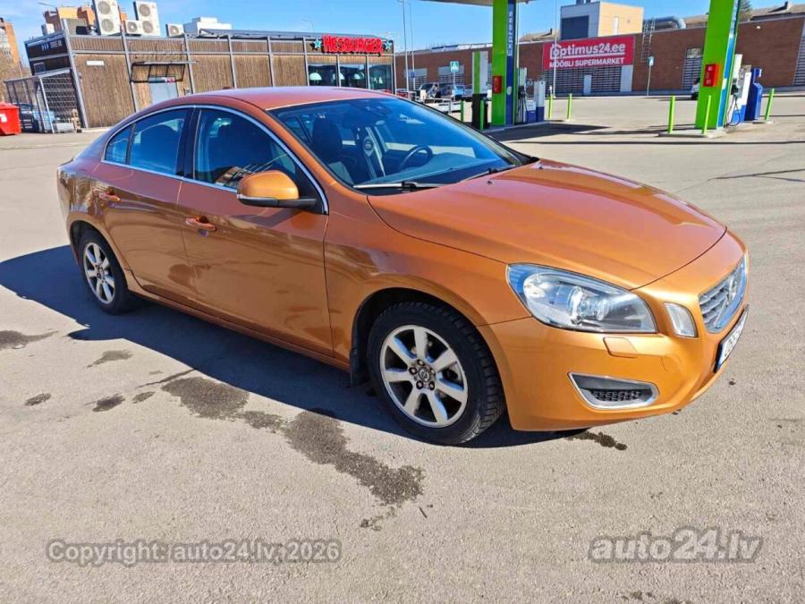 Yellow Volvo S60 2011 in Narva, with an engine capacity of 2.00 L and mileage of 7 thousand km for 7500 €, photo 2 on AUTOMOTO.COM.LV
