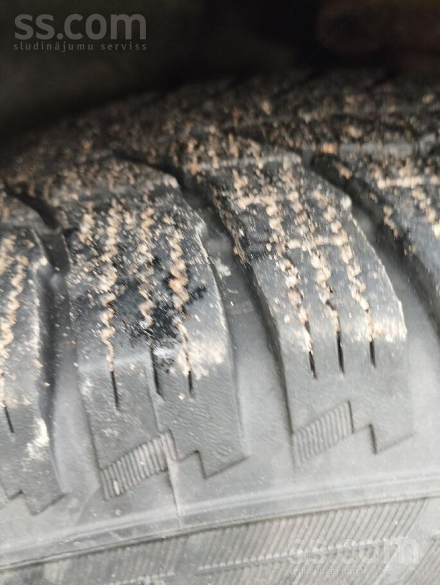Melns Volvo S70 1998 Preiļi, ar dzinēja tilpumu 2.00 L un nobraukumu 339 tūkst. km par 1000 €, foto 4 vietnē AUTOMOTO.COM.LV