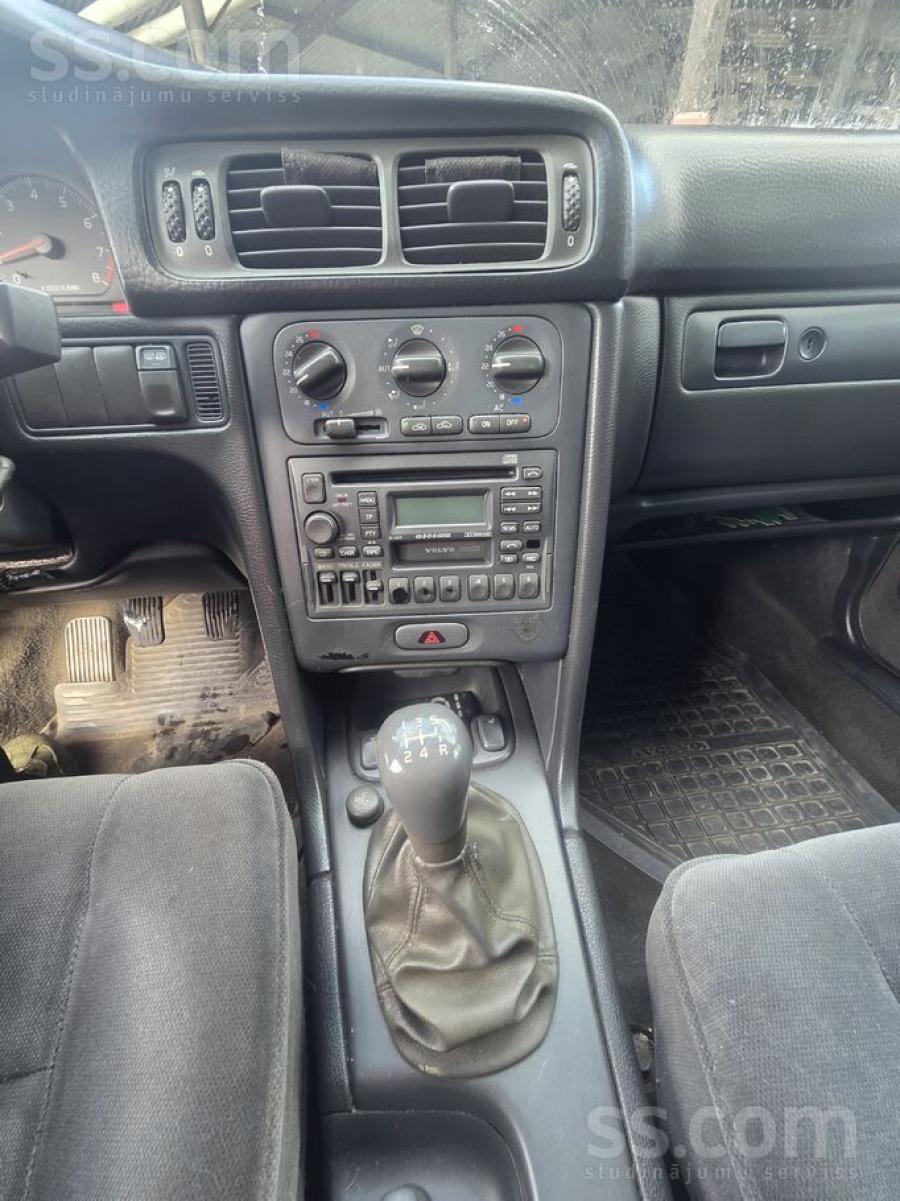 Blue Volvo S70 2000 in Riga, with an engine capacity of 2.40 L and mileage of 426 thousand km for 1450 €, photo 8 on AUTOMOTO.COM.LV