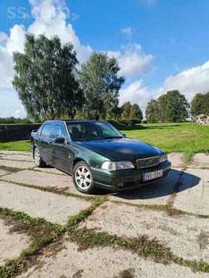 Zaļš Volvo S70 1998 Bauska, ar dzinēja tilpumu 2.50 L un nobraukumu 460 tūkst. km par 990 €, foto  vietnē AUTOMOTO.COM.LV