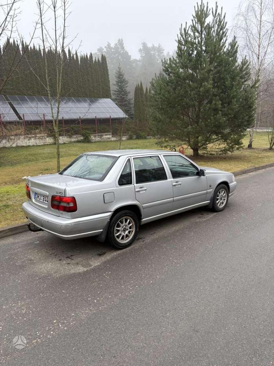 Grey Volvo S70 1997 in Vilnius, with an engine capacity of 2.46 L and mileage of 450 thousand km for 799 €, photo 2 on AUTOMOTO.COM.LV