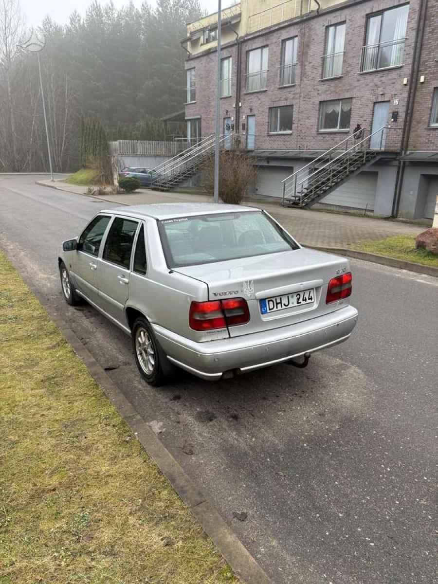 Grey Volvo S70 1997 in Vilnius, with an engine capacity of 2.46 L and mileage of 450 thousand km for 799 €, photo 3 on AUTOMOTO.COM.LV