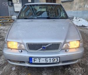 Pelēks Volvo S70 1999 Rīga, ar dzinēja tilpumu 2.40 L un nobraukumu 363 tūkst. km par 1000 €, foto  vietnē AUTOMOTO.COM.LV