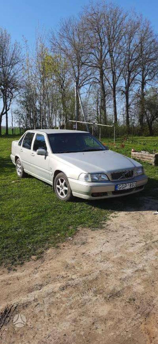 Grey Volvo S70 2000 in Vilnius, with an engine capacity of 2.46 L and mileage of 428 thousand km for 1200 €, photo 1 on AUTOMOTO.COM.LV