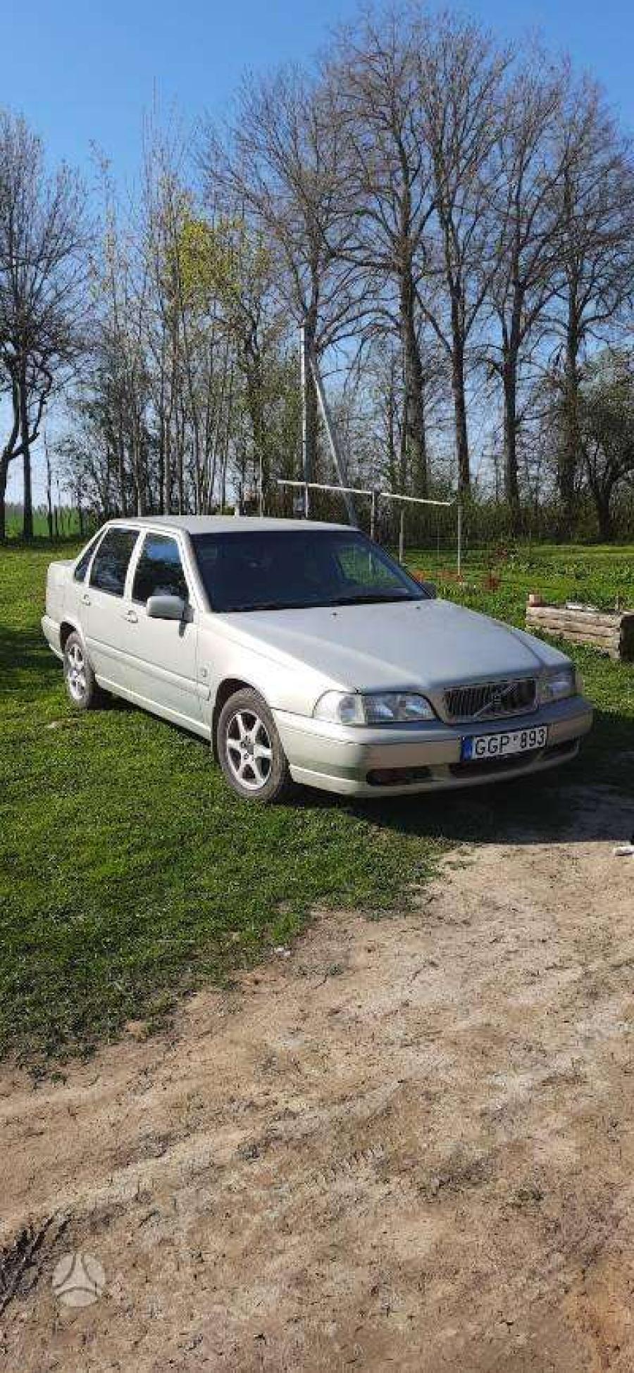 Grey Volvo S70 2000 in Vilnius, with an engine capacity of 2.46 L and mileage of 428 thousand km for 1200 €, photo 1 on AUTOMOTO.COM.LV