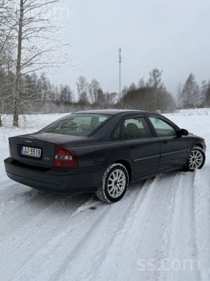 Black Volvo S80 1999 in Kuldiga, with an engine capacity of 2.40 L and mileage of 375 thousand km for 1050 €, photo 5 on AUTOMOTO.COM.LV