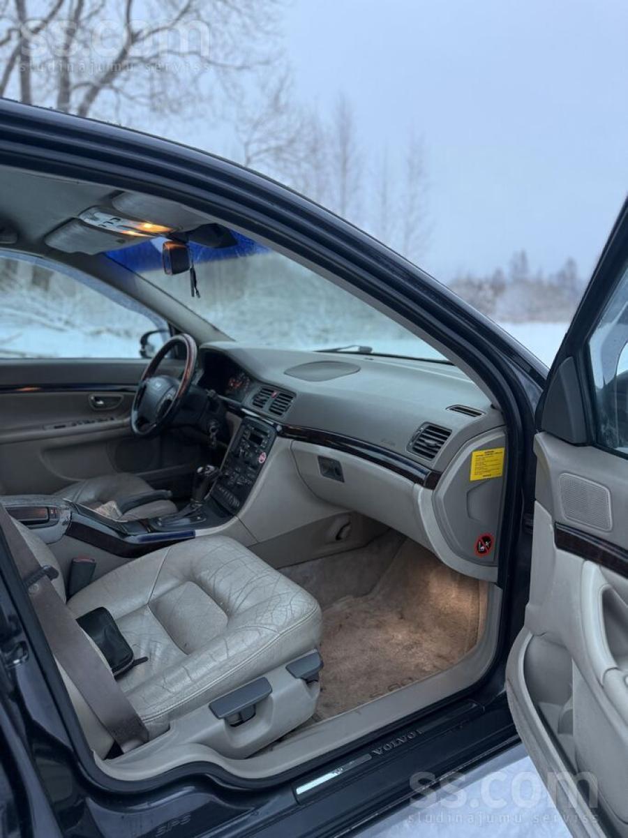 Black Volvo S80 1999 in Kuldiga, with an engine capacity of 2.40 L and mileage of 375 thousand km for 1050 €, photo 6 on AUTOMOTO.COM.LV