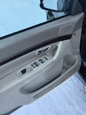Black Volvo S80 1999 in Kuldiga, with an engine capacity of 2.40 L and mileage of 375 thousand km for 1050 €, photo 7 on AUTOMOTO.COM.LV