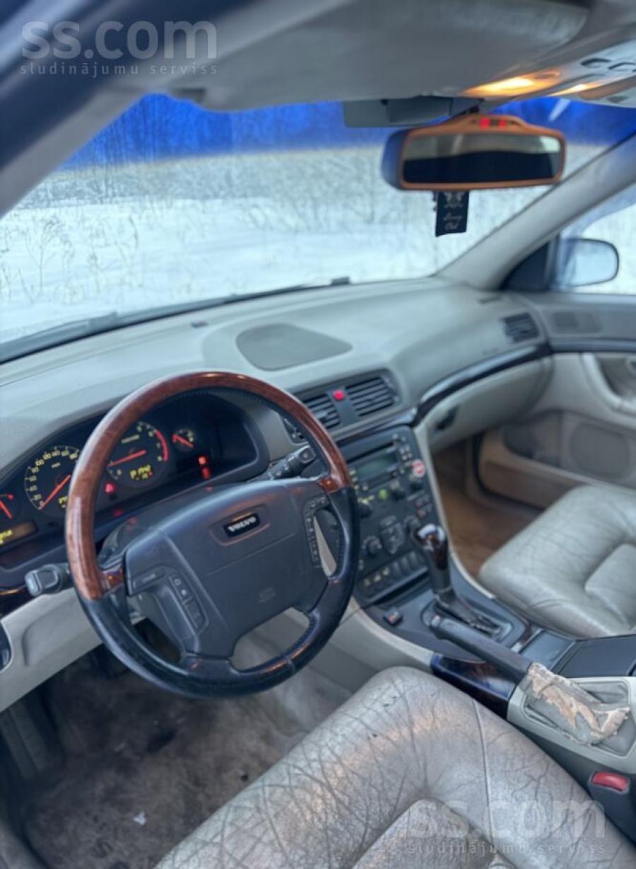 Black Volvo S80 1999 in Kuldiga, with an engine capacity of 2.40 L and mileage of 375 thousand km for 1050 €, photo 8 on AUTOMOTO.COM.LV