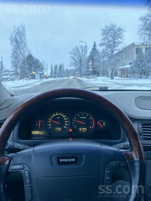 Black Volvo S80 1999 in Kuldiga, with an engine capacity of 2.40 L and mileage of 375 thousand km for 1050 €, photo 12 on AUTOMOTO.COM.LV