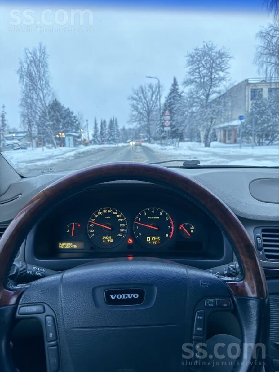 Black Volvo S80 1999 in Kuldiga, with an engine capacity of 2.40 L and mileage of 375 thousand km for 1050 €, photo 12 on AUTOMOTO.COM.LV