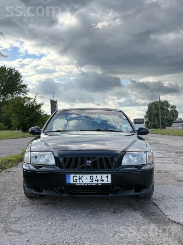 Black Volvo S80 1999 in Riga, with an engine capacity of 2.40 L and mileage of 437 thousand km for 1300 €, photo 1 on AUTOMOTO.COM.LV