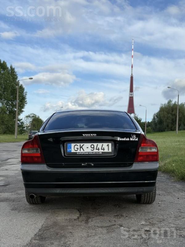 Black Volvo S80 1999 in Riga, with an engine capacity of 2.40 L and mileage of 437 thousand km for 1300 €, photo 4 on AUTOMOTO.COM.LV