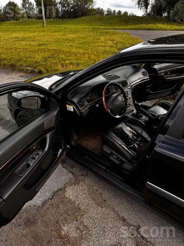 Black Volvo S80 1999 in Riga, with an engine capacity of 2.40 L and mileage of 437 thousand km for 1300 €, photo 6 on AUTOMOTO.COM.LV