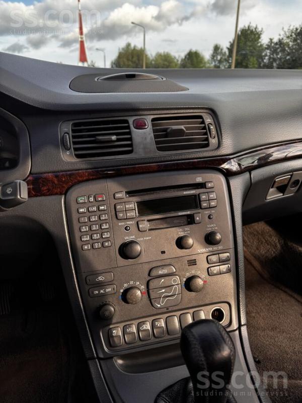 Black Volvo S80 1999 in Riga, with an engine capacity of 2.40 L and mileage of 437 thousand km for 1300 €, photo 9 on AUTOMOTO.COM.LV
