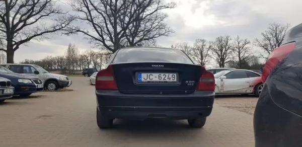 Black Volvo S80 2000 in Valmiera, with an engine capacity of 2.50 L and mileage of 229 thousand km for 1200 €, photo 4 on AUTOMOTO.COM.LV