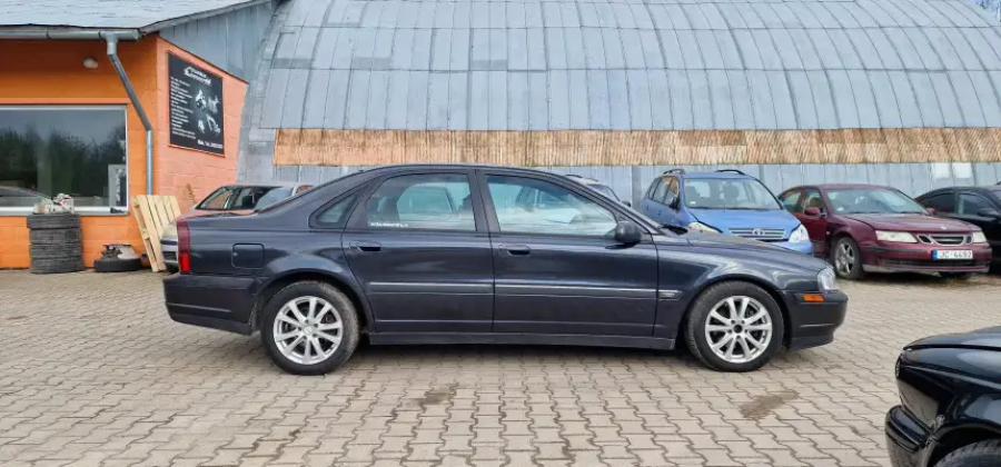 Black Volvo S80 2001 in Valmiera, with an engine capacity of 2.50 L and mileage of 405 thousand km for 1400 €, photo 3 on AUTOMOTO.COM.LV