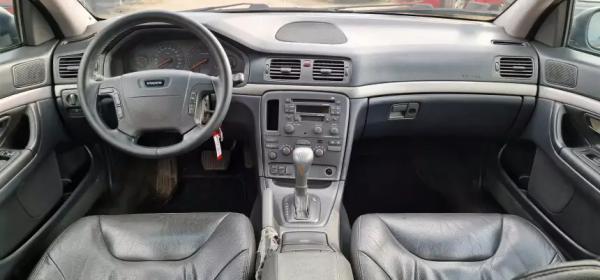 Black Volvo S80 2001 in Valmiera, with an engine capacity of 2.50 L and mileage of 405 thousand km for 1400 €, photo 7 on AUTOMOTO.COM.LV