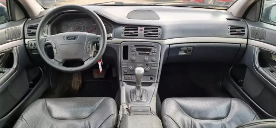 Black Volvo S80 2001 in Valmiera, with an engine capacity of 2.50 L and mileage of 405 thousand km for 1400 €, photo 8 on AUTOMOTO.COM.LV