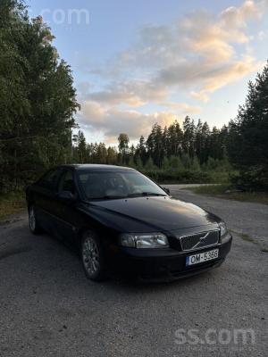 Black Volvo S80 2001 in Madona, with an engine capacity of 2.40 L and mileage of 437 thousand km for 1000 €, photo  on AUTOMOTO.COM.LV