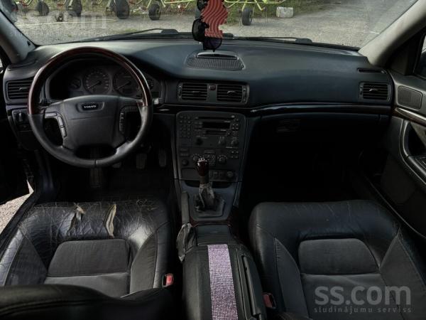 Black Volvo S80 2001 in Madona, with an engine capacity of 2.40 L and mileage of 437 thousand km for 1000 €, photo 5 on AUTOMOTO.COM.LV