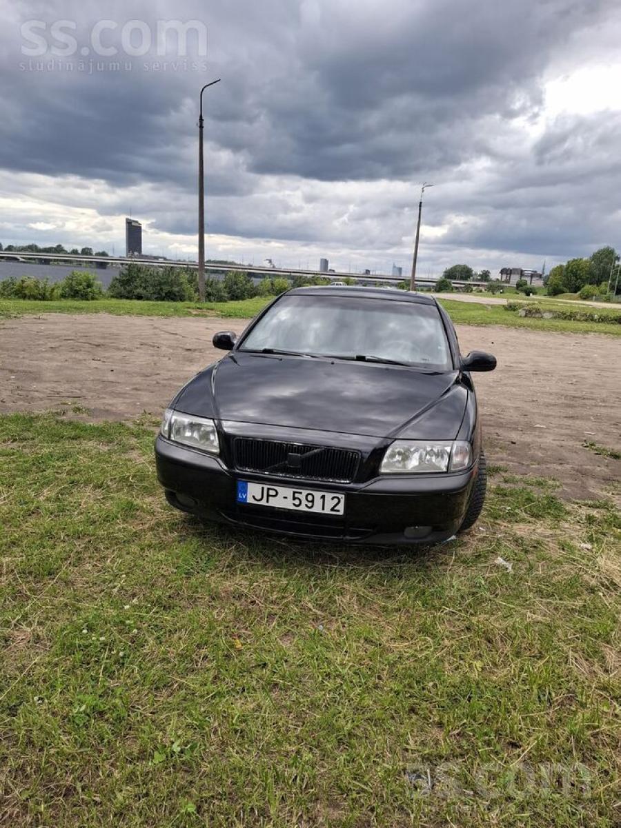 Black Volvo S80 2002 in Riga, with an engine capacity of 2.40 L and mileage of 326 thousand km for 1500 €, photo 1 on AUTOMOTO.COM.LV