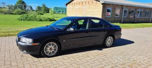 Melns Volvo S80 2002 Bauska, ar dzinēja tilpumu 2.40 L un nobraukumu 320 tūkst. km par 1350 €, foto  vietnē AUTOMOTO.COM.LV