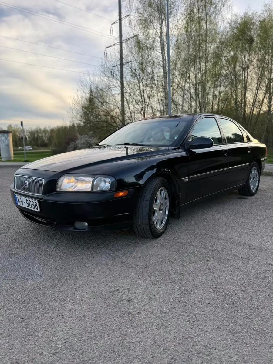 Black Volvo S80 2002 in Riga, with an engine capacity of 2.40 L and mileage of 245 thousand km for 1100 €, photo 3 on AUTOMOTO.COM.LV