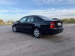 Black Volvo S80 2002 in Riga, with an engine capacity of 2.40 L and mileage of 245 thousand km for 1100 €, photo 4 on AUTOMOTO.COM.LV