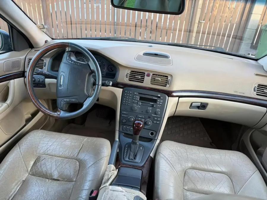 Black Volvo S80 2002 in Riga, with an engine capacity of 2.40 L and mileage of 245 thousand km for 1100 €, photo 6 on AUTOMOTO.COM.LV