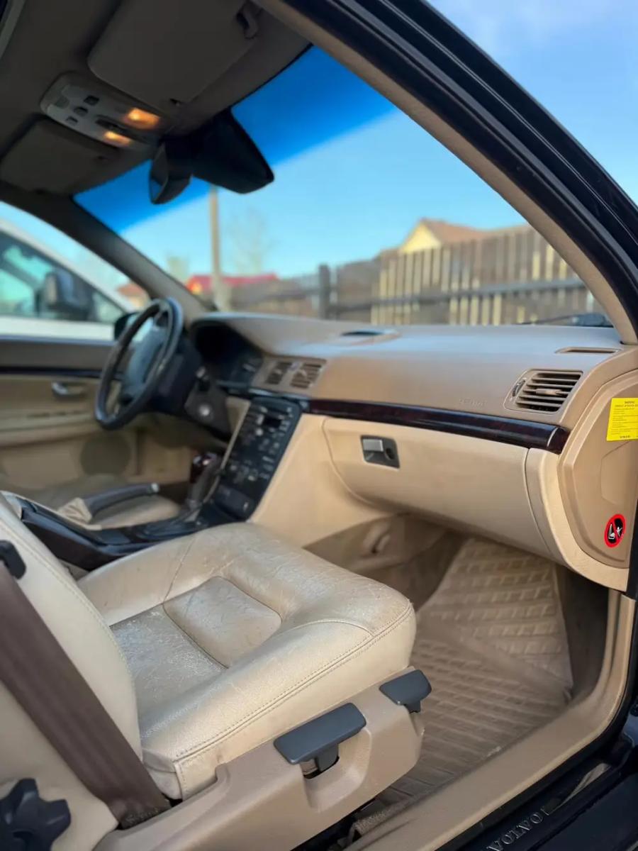Black Volvo S80 2002 in Riga, with an engine capacity of 2.40 L and mileage of 245 thousand km for 1100 €, photo 7 on AUTOMOTO.COM.LV