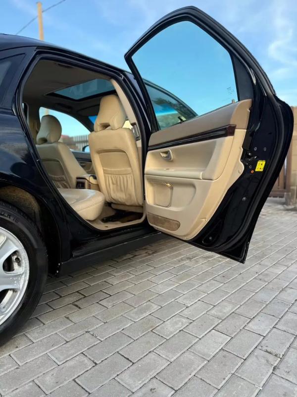 Black Volvo S80 2002 in Riga, with an engine capacity of 2.40 L and mileage of 245 thousand km for 1100 €, photo 8 on AUTOMOTO.COM.LV