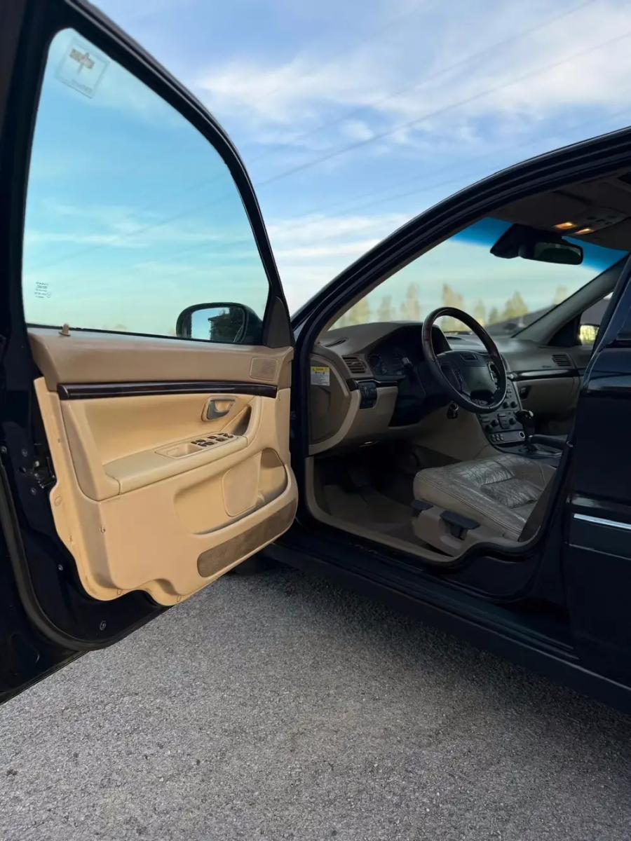Black Volvo S80 2002 in Riga, with an engine capacity of 2.40 L and mileage of 245 thousand km for 1100 €, photo 11 on AUTOMOTO.COM.LV