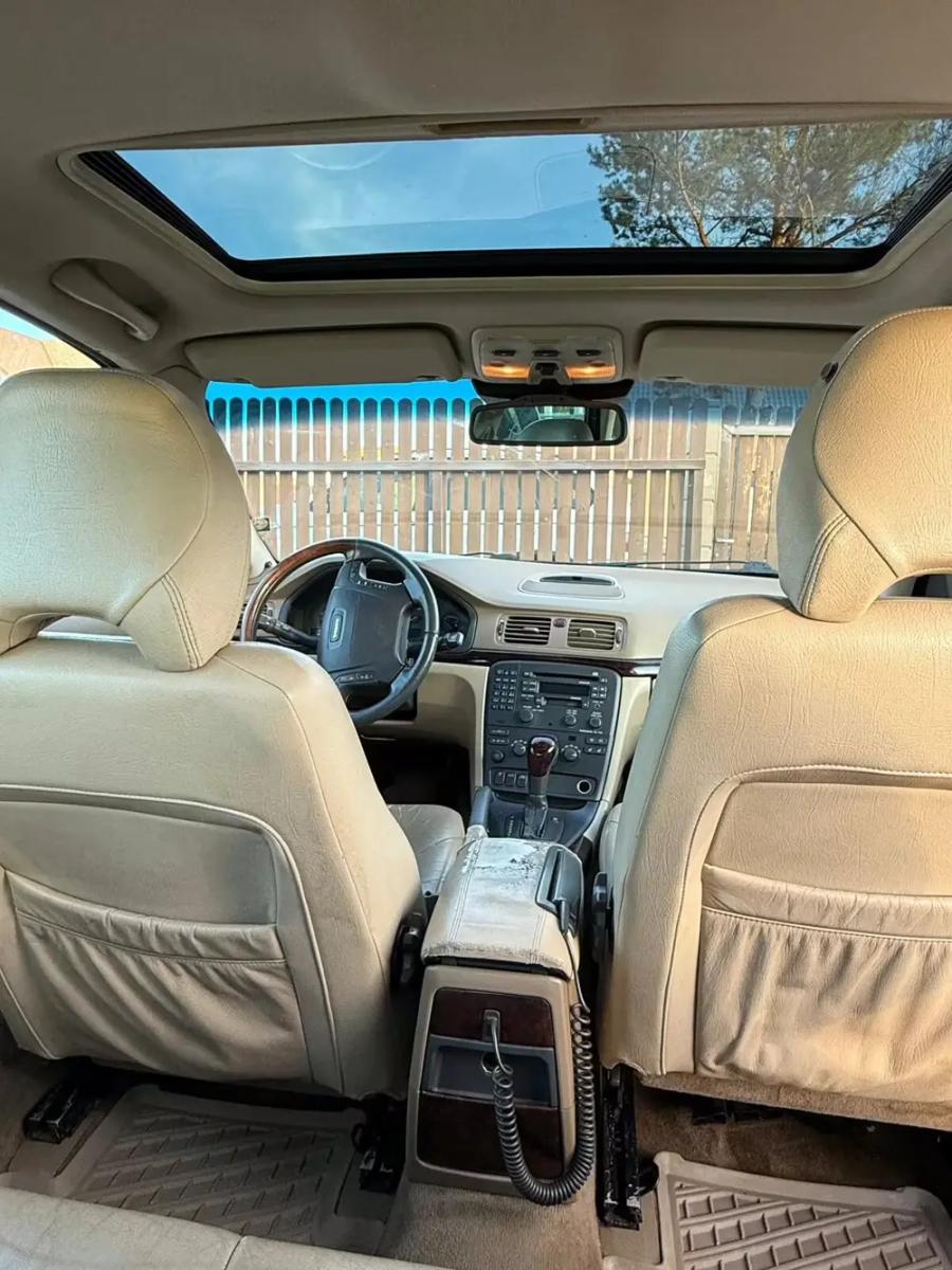 Black Volvo S80 2002 in Riga, with an engine capacity of 2.40 L and mileage of 245 thousand km for 1100 €, photo 12 on AUTOMOTO.COM.LV