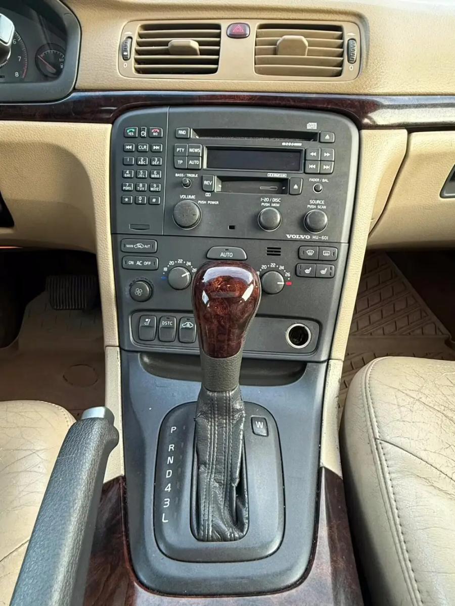 Black Volvo S80 2002 in Riga, with an engine capacity of 2.40 L and mileage of 245 thousand km for 1100 €, photo 13 on AUTOMOTO.COM.LV