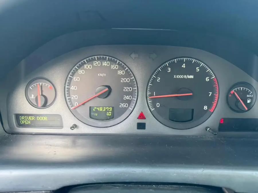 Black Volvo S80 2002 in Riga, with an engine capacity of 2.40 L and mileage of 245 thousand km for 1100 €, photo 15 on AUTOMOTO.COM.LV
