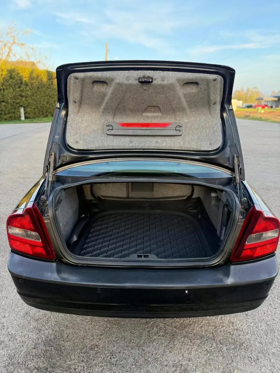 Black Volvo S80 2002 in Riga, with an engine capacity of 2.40 L and mileage of 245 thousand km for 1100 €, photo 17 on AUTOMOTO.COM.LV
