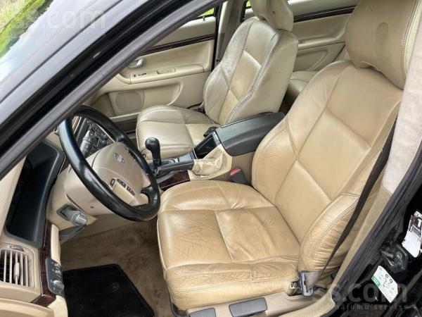 Black Volvo S80 2002 in Riga, with an engine capacity of 2.40 L and mileage of 452 thousand km for 950 €, photo 6 on AUTOMOTO.COM.LV