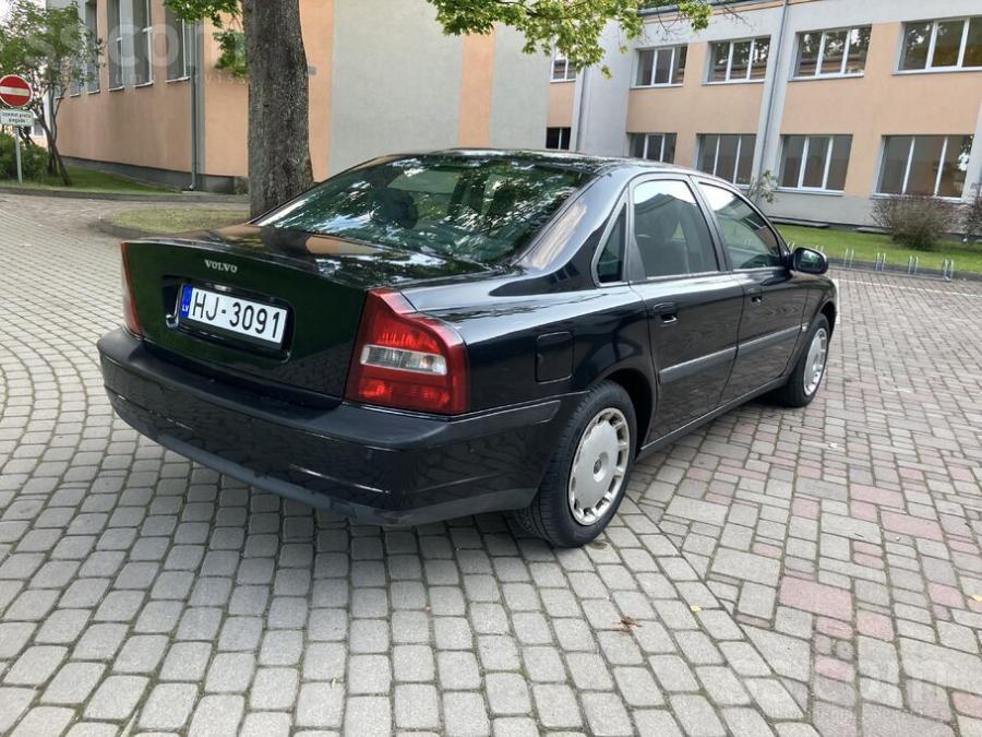 Black Volvo S80 2002 in Jelgava, with an engine capacity of 2.40 L and mileage of 376 thousand km for 1390 €, photo 8 on AUTOMOTO.COM.LV