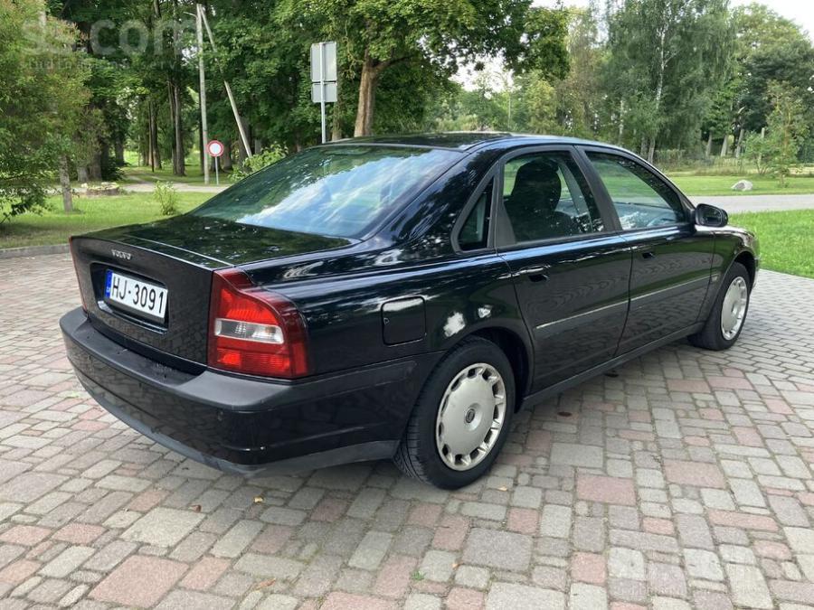 Black Volvo S80 2002 in Jelgava, with an engine capacity of 2.40 L and mileage of 376 thousand km for 1390 €, photo 10 on AUTOMOTO.COM.LV
