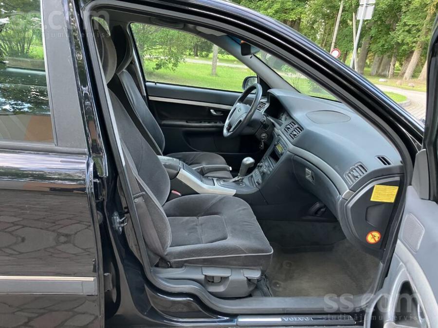 Black Volvo S80 2002 in Jelgava, with an engine capacity of 2.40 L and mileage of 376 thousand km for 1390 €, photo 12 on AUTOMOTO.COM.LV
