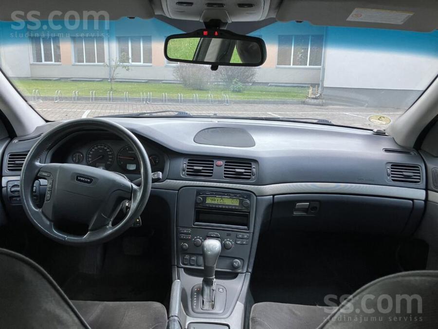 Black Volvo S80 2002 in Jelgava, with an engine capacity of 2.40 L and mileage of 376 thousand km for 1390 €, photo 13 on AUTOMOTO.COM.LV