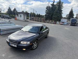 Melns Volvo S80 2002 Viļņa, ar dzinēja tilpumu 2.40 L un nobraukumu 380 tūkst. km par 799 €, foto  vietnē AUTOMOTO.COM.LV