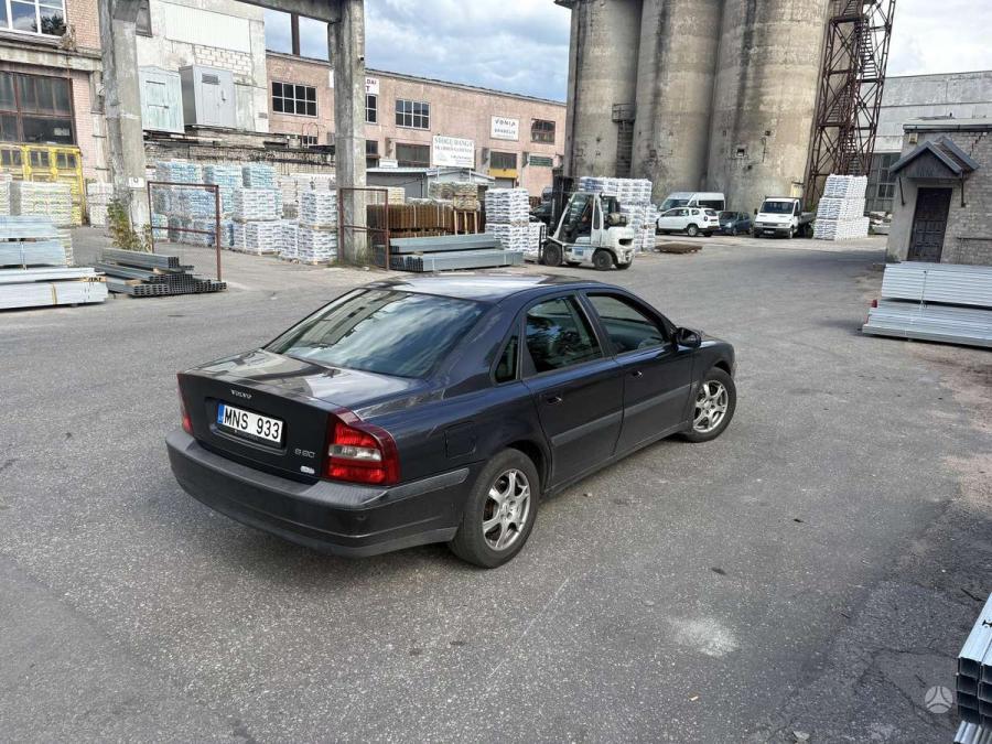 Melns Volvo S80 2002 Viļņa, ar dzinēja tilpumu 2.40 L un nobraukumu 380 tūkst. km par 799 €, foto 4 vietnē AUTOMOTO.COM.LV