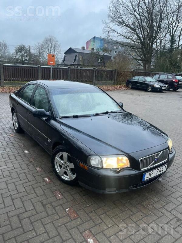 Black Volvo S80 2003 in Riga, with an engine capacity of 2.40 L and mileage of 481 thousand km for 1900 €, photo 3 on AUTOMOTO.COM.LV